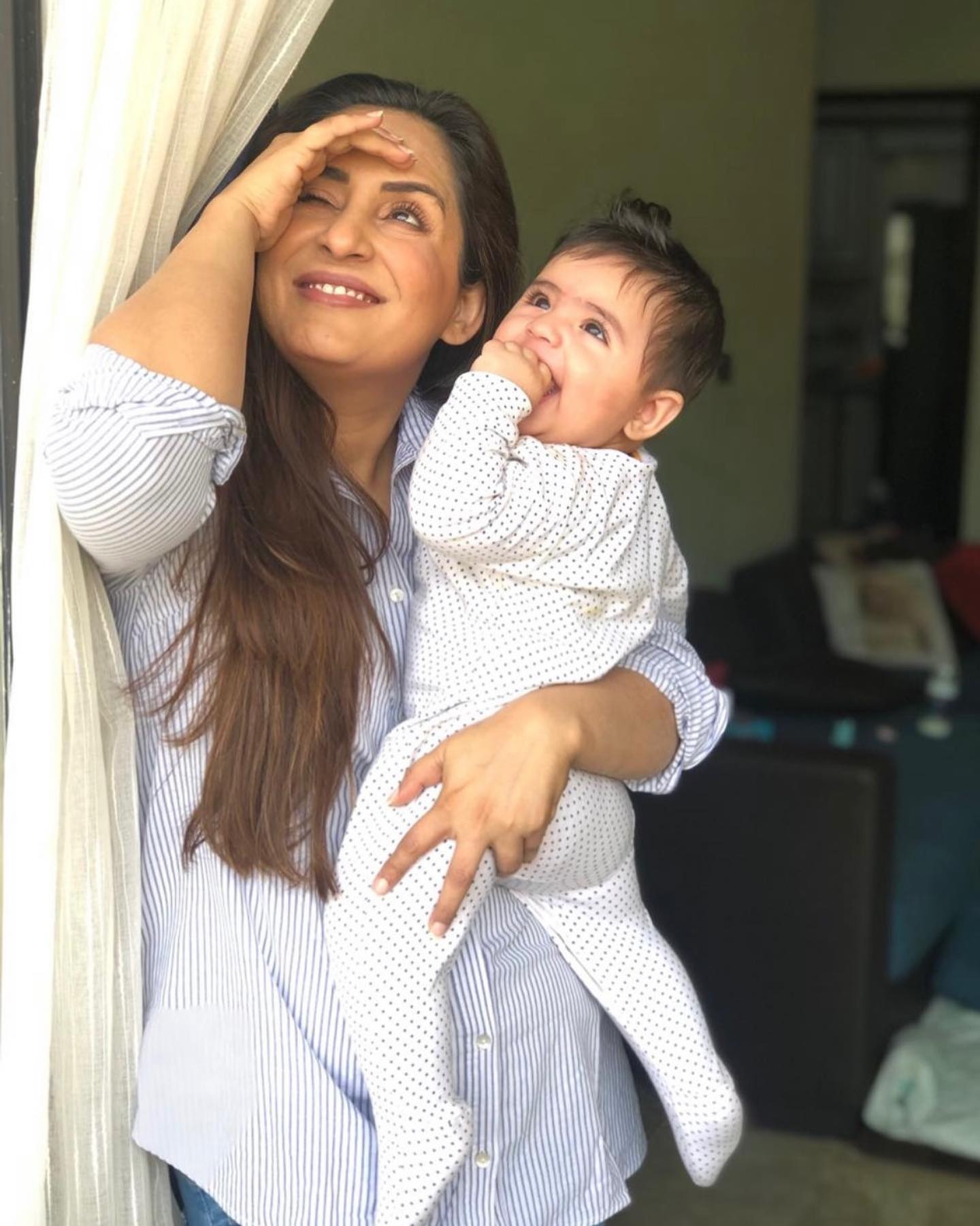 Actress Sabreen Hisbani Family Pictures | Reviewit.pk