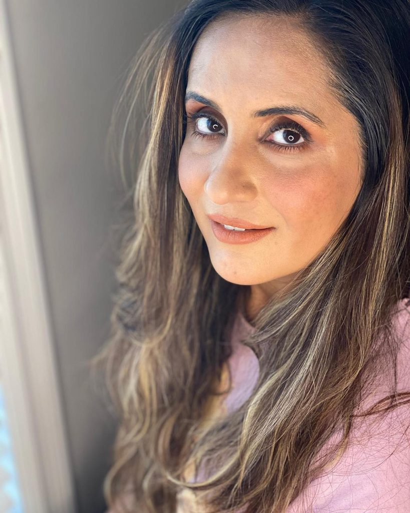 Actress Sabreen Hisbani Family Pictures | Reviewit.pk