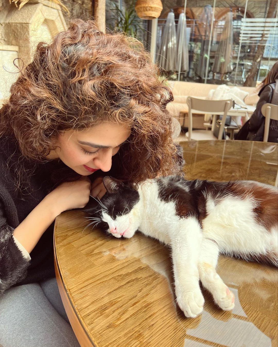 Hajra Yamin’s Latest Enchanting Pictures From Turkey | Reviewit.pk