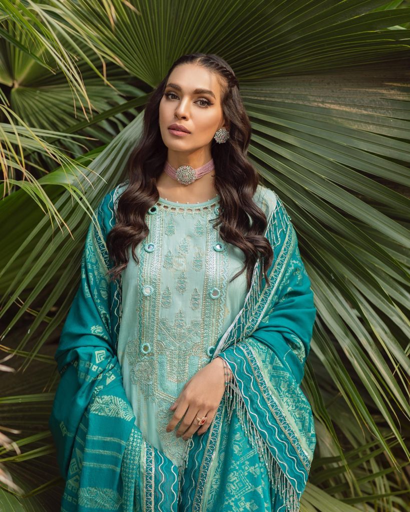 Makeup Artist Syed Hussain Reveals The Real Side Of Sana Javed And Manal’s Controversy | Reviewit.pk