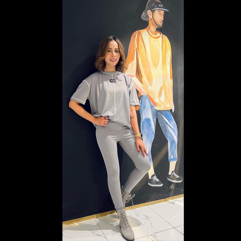 Nimra Khan's Latest Dazzling Clicks From New York | Reviewit.pk