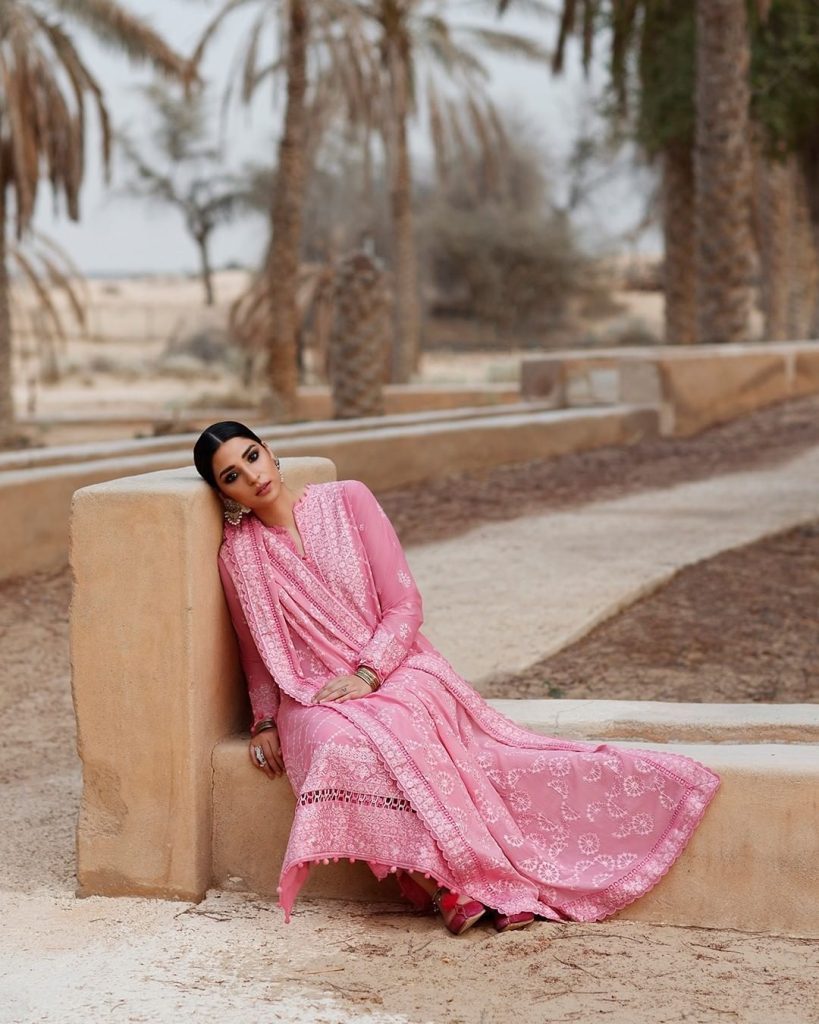 Zaha Lawn Collection’22 Featuring Ramsha Khan | Reviewit.pk