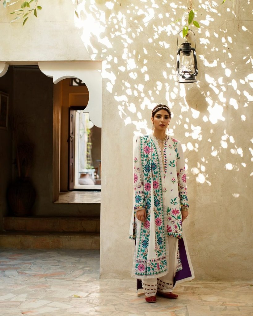 Zaha Lawn Collection’22 Featuring Ramsha Khan | Reviewit.pk