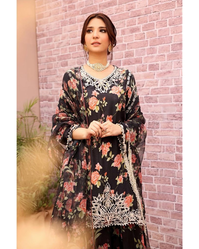 Zaha Lawn Collection’22 Featuring Ramsha Khan | Reviewit.pk