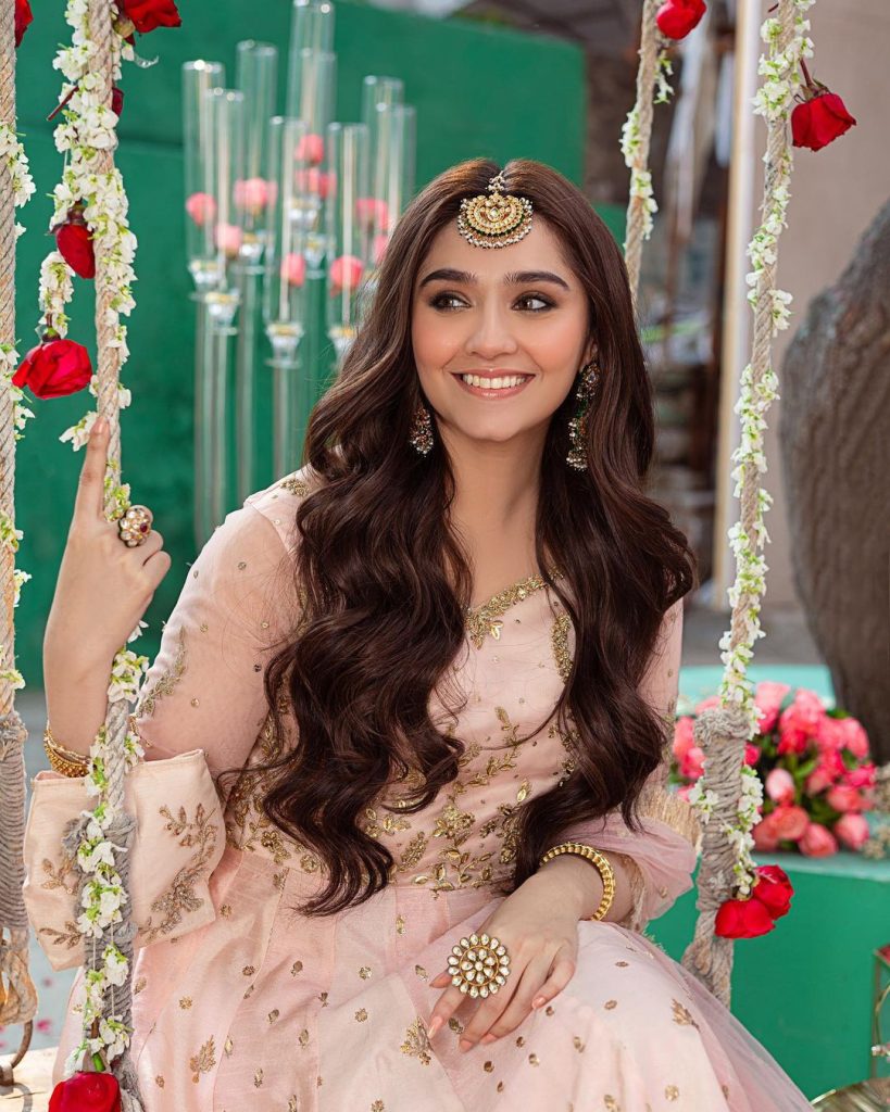 Dur e Fishan Is Nothing Short Of Royalty In Latest Clicks | Reviewit.pk