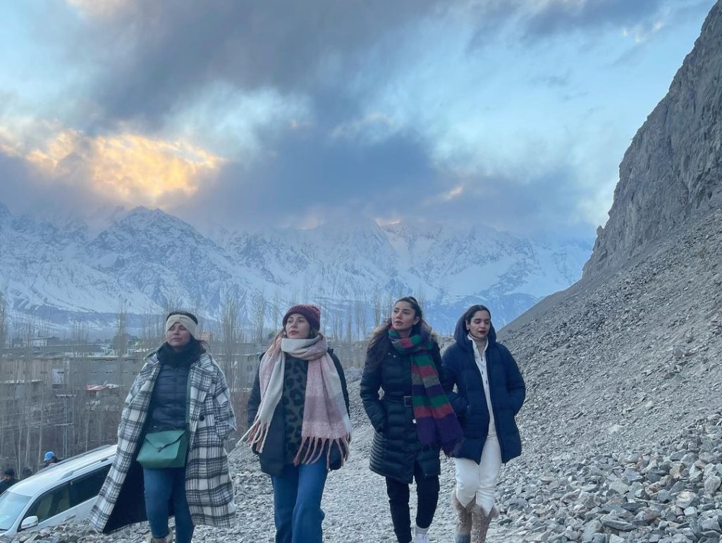 Mahira Khan Vacations In Skardu With Friends | Reviewit.pk