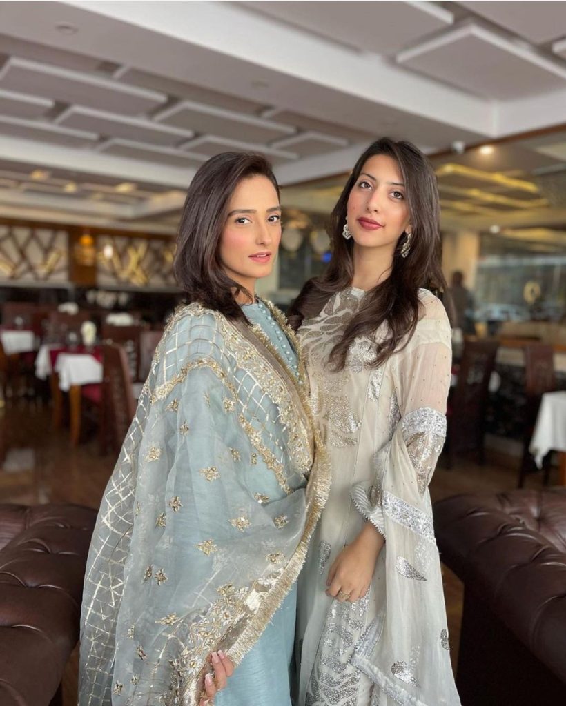 Momal Sheikh With Her Beautiful Family | Reviewit.pk