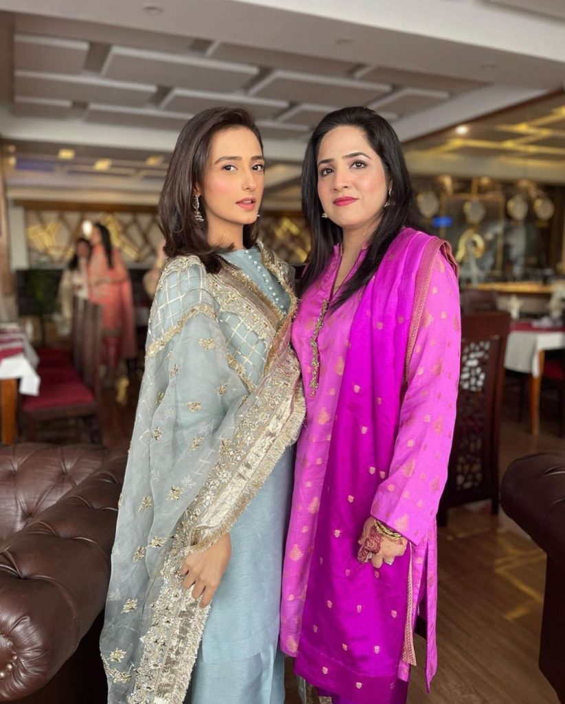 Momal Sheikh With Her Beautiful Family | Reviewit.pk