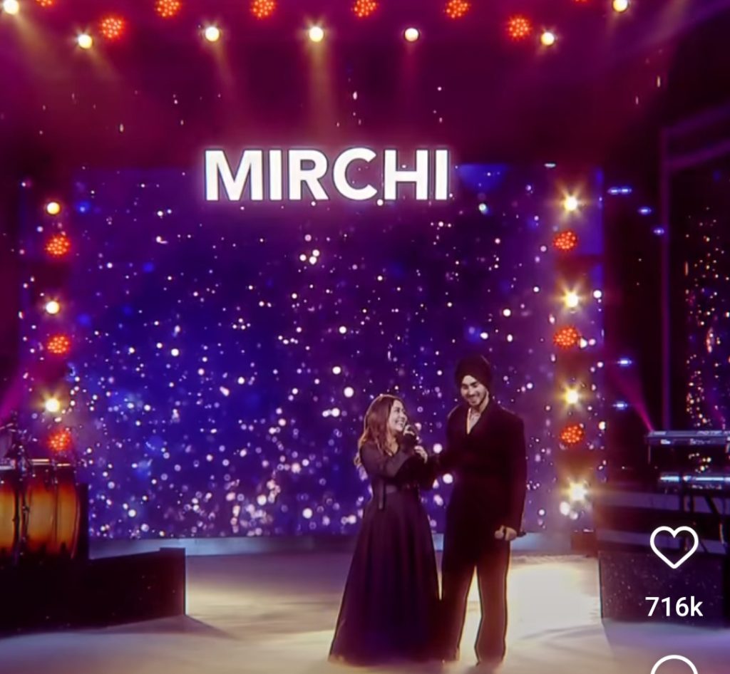 Neha kakkar Sings Baari - Momina Mustehsan Responds | Reviewit.pk