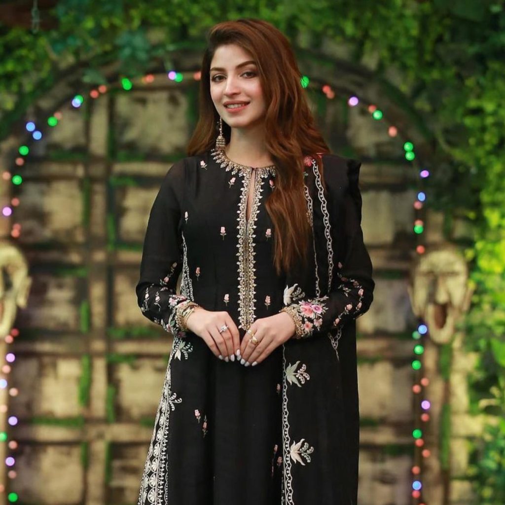 Shehroz Sabzwari, Sadaf Kanwal And Kinza Hashmi's Clicks From JPL ...