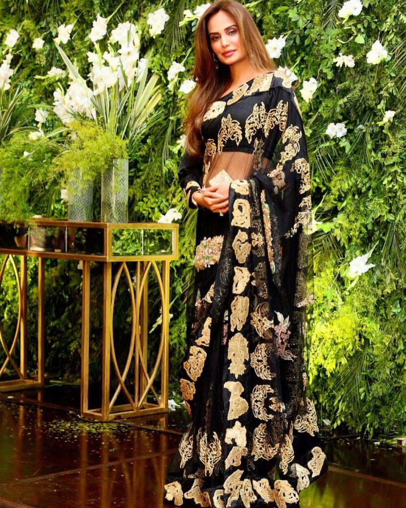 Mehreen Syed’s Recent Picture With Her Son Confuses Public | Reviewit.pk