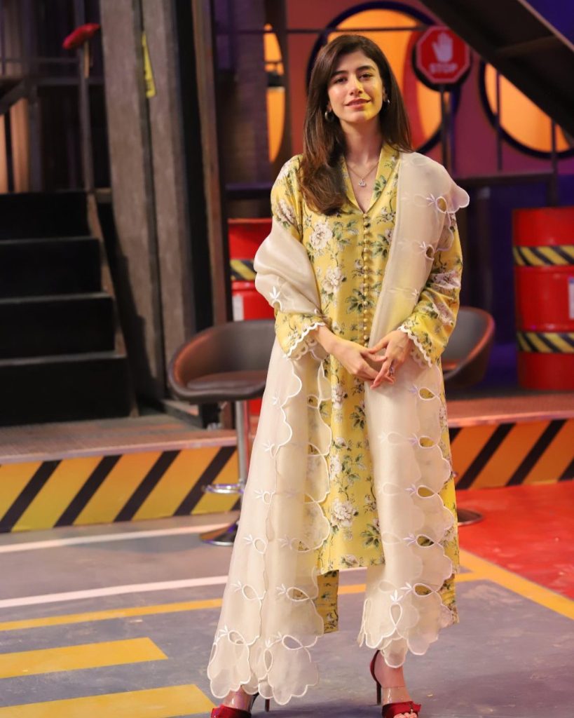 Details Of Expensive Outfit Worn By Syra Yousuf On Sinf E Aahan ...