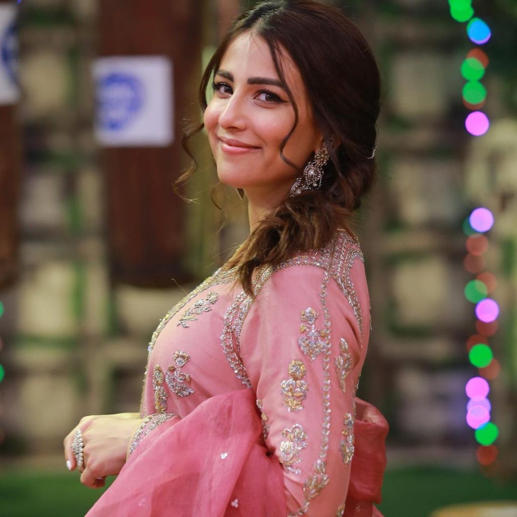 Ushna Shah's Enchanting Clicks From JPL | Reviewit.pk