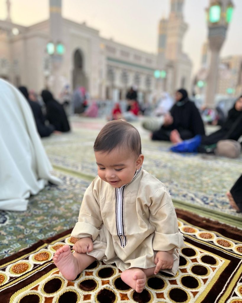 Zaid Ali And Family Beautiful Pictures From Masjid-e-Nabawi | Reviewit.pk