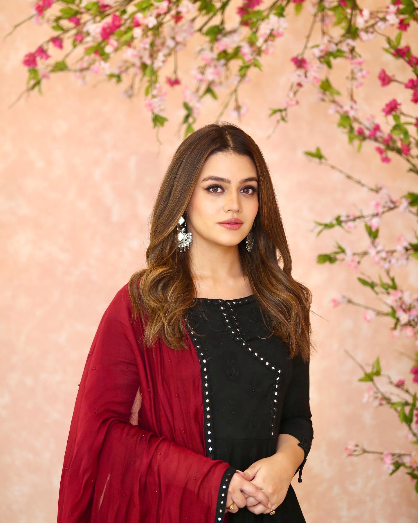Zara Noor Abbas’ Chat With Her Tailor Wins The Internet | Reviewit.pk