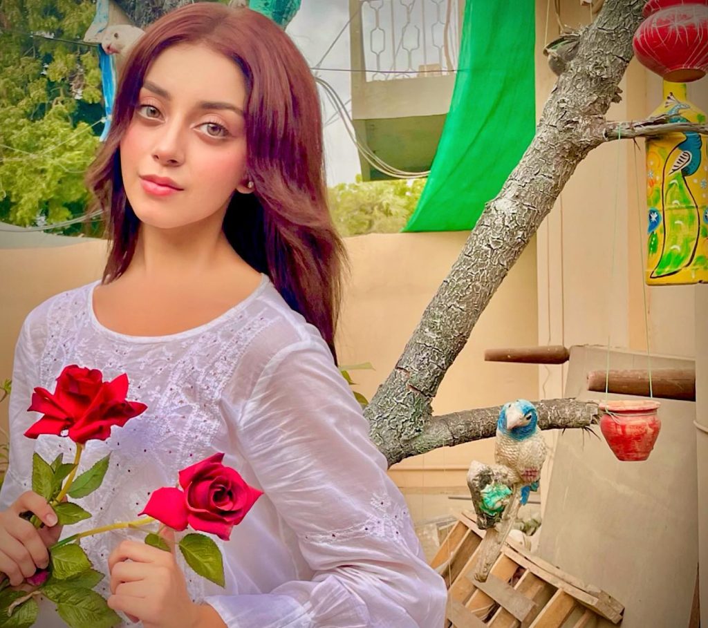 Alizeh Shah's Recent Captivating Clicks | Reviewit.pk