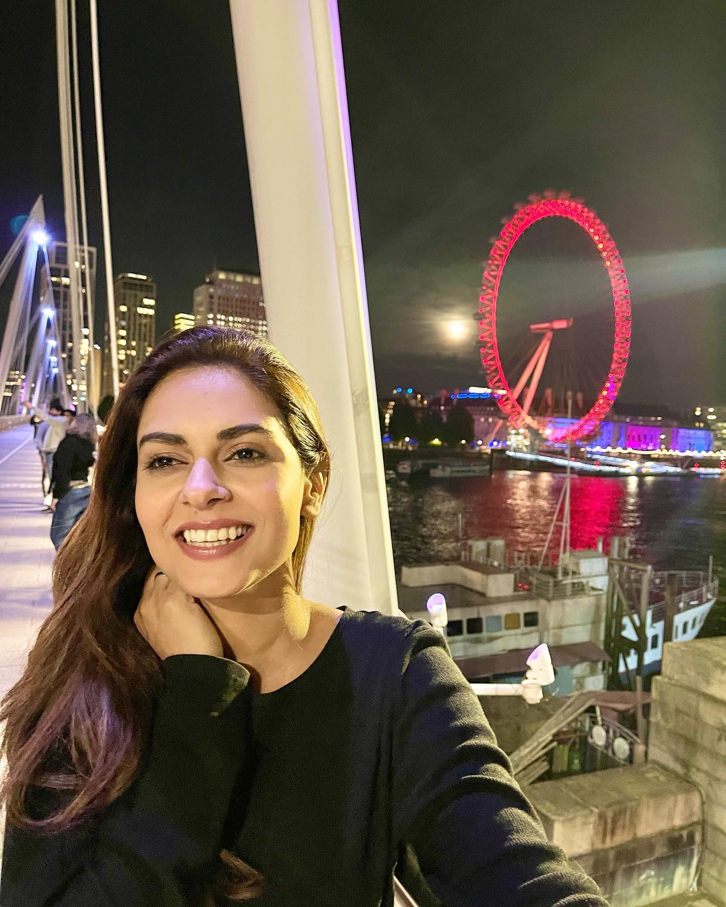 Amar Khan’s Captivating Clicks From UK and USA | Reviewit.pk