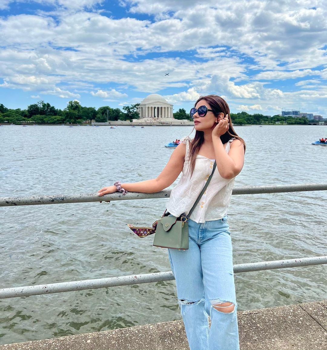 Amar Khan’s Captivating Clicks From UK and USA | Reviewit.pk