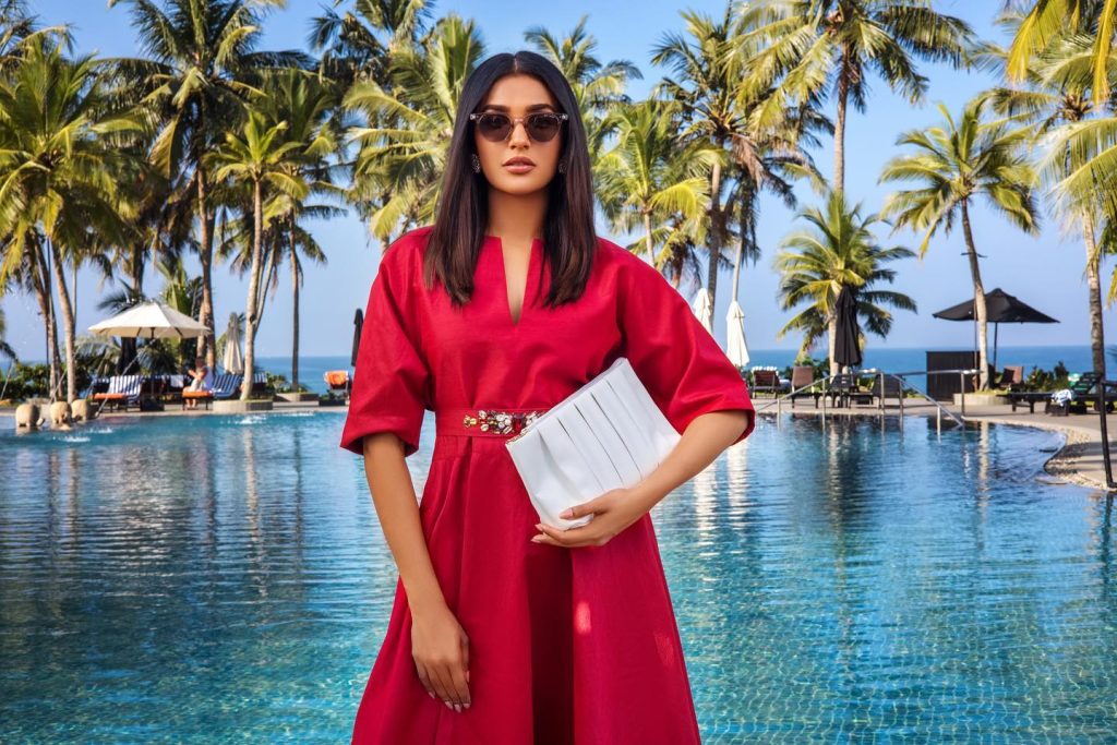 Amna Ilyas' Breathtaking Pictures From France | Reviewit.pk