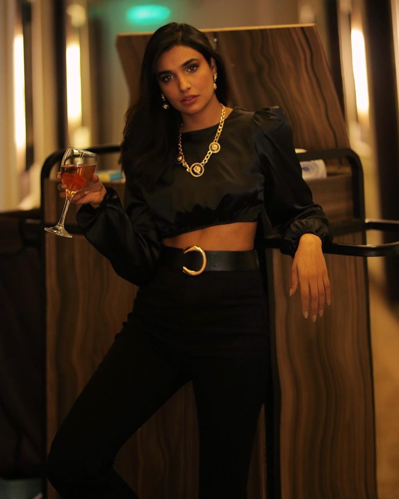 Amna Ilyas’ Recent Workout Video Sets Internet On Fire | Reviewit.pk