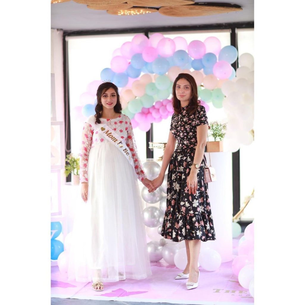 Actress Hina Chaudhry's Adorable Pictures From Baby Shower | Reviewit.pk
