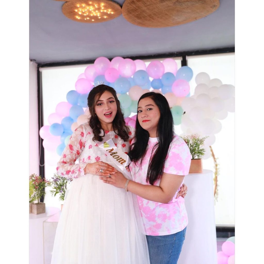 Actress Hina Chaudhry's Adorable Pictures From Baby Shower | Reviewit.pk