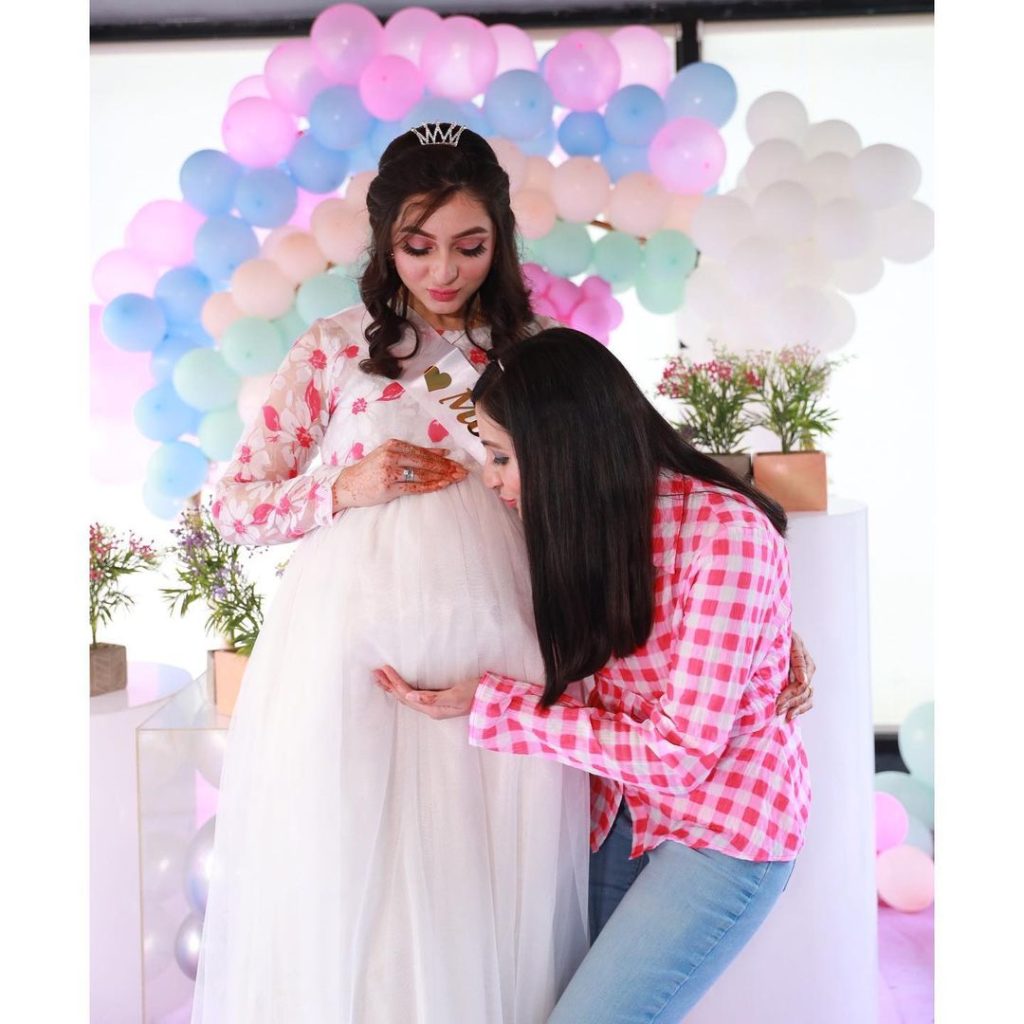 Actress Hina Chaudhry's Adorable Pictures From Baby Shower | Reviewit.pk
