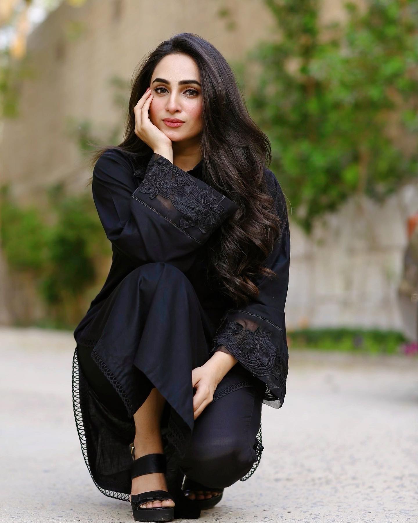 Actress Inaya Khan's Captivating Clicks From Turkey | Reviewit.pk
