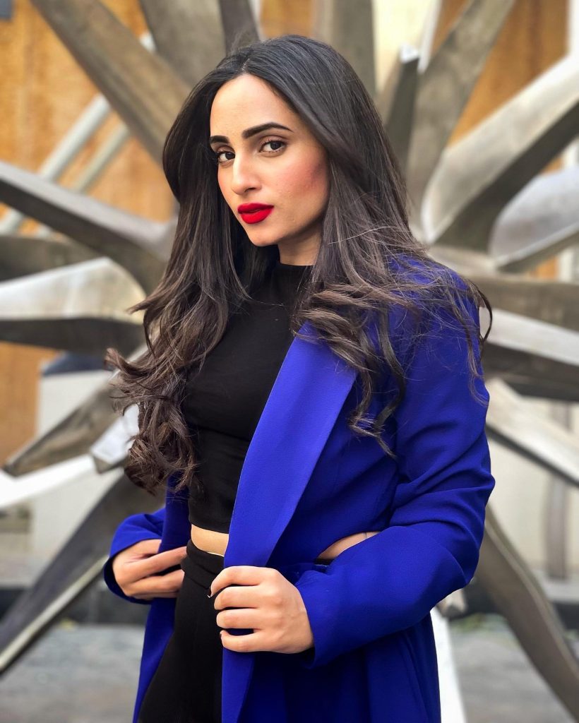 Actress Inaya Khan's Captivating Clicks From Turkey | Reviewit.pk