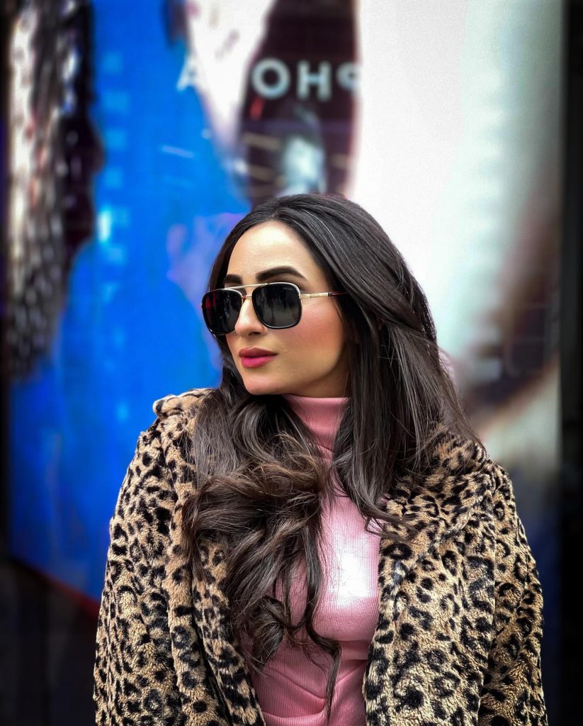 Actress Inaya Khan's Captivating Clicks From Turkey | Reviewit.pk