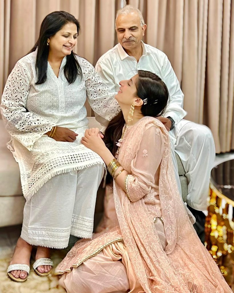 Mawra Hocane Eid Pictures With Her Family | Reviewit.pk