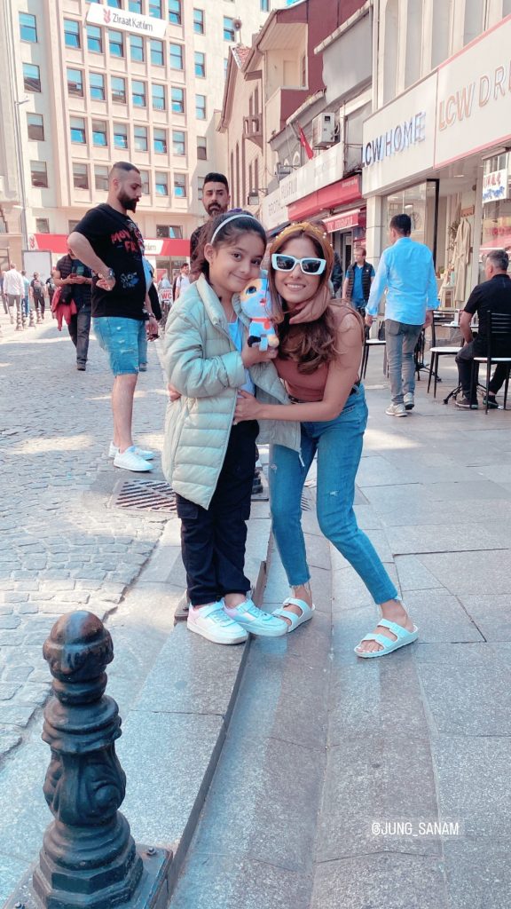 Sanam Jung's Latest Vacation Pictures From Turkey | Reviewit.pk