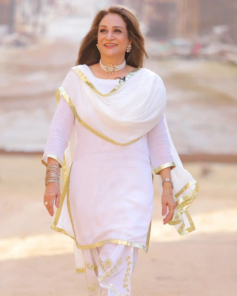 Celebrities Get Together At Bushra Ansari's Place | Reviewit.pk