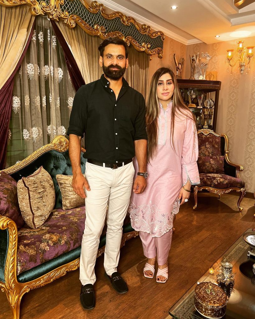 Cricketer Mohammad Hafeez Beautiful Family Pictures | Reviewit.pk