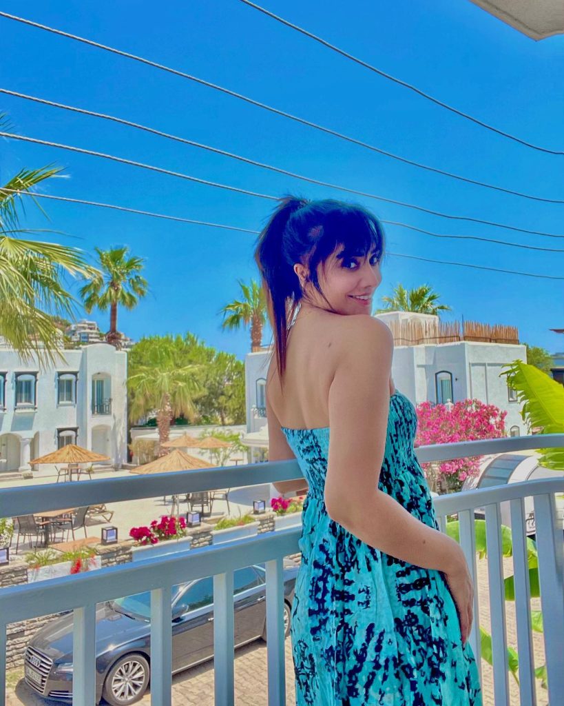 Maira Khans Latest Bewitching Clicks From Getaway To Europe Reviewitpk