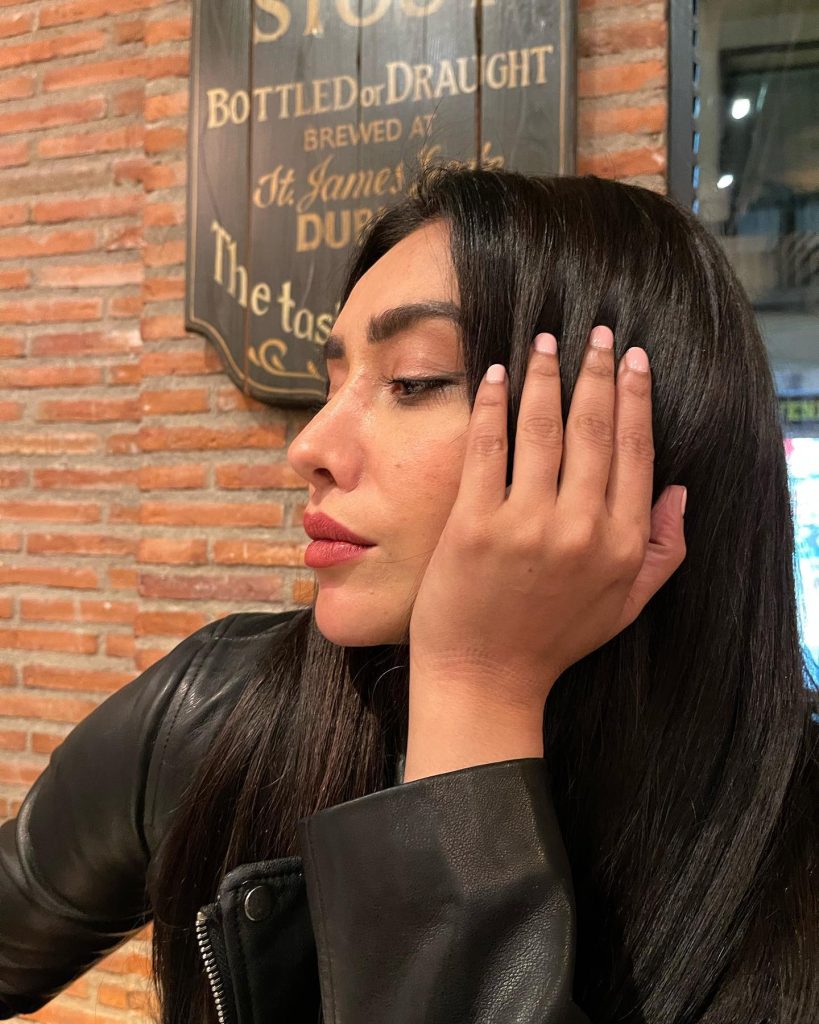 Actress Maira Khan’s Latest Beautiful Vacation Pictures | Reviewit.pk