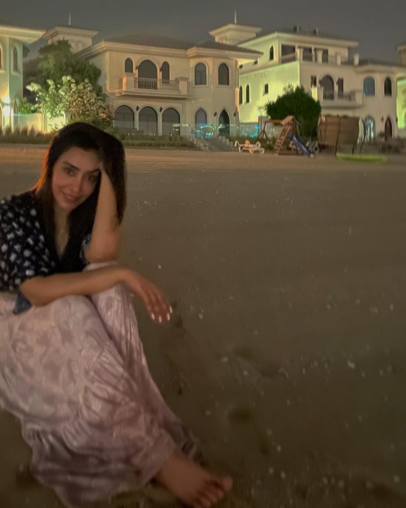 Actress Maira Khan’s Latest Beautiful Vacation Pictures | Reviewit.pk