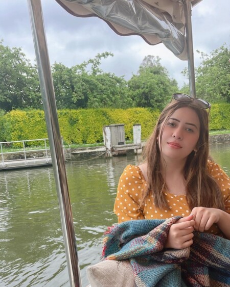 News Anchor Rabia Anum Spotted Enjoying Vacations In UK | Reviewit.pk