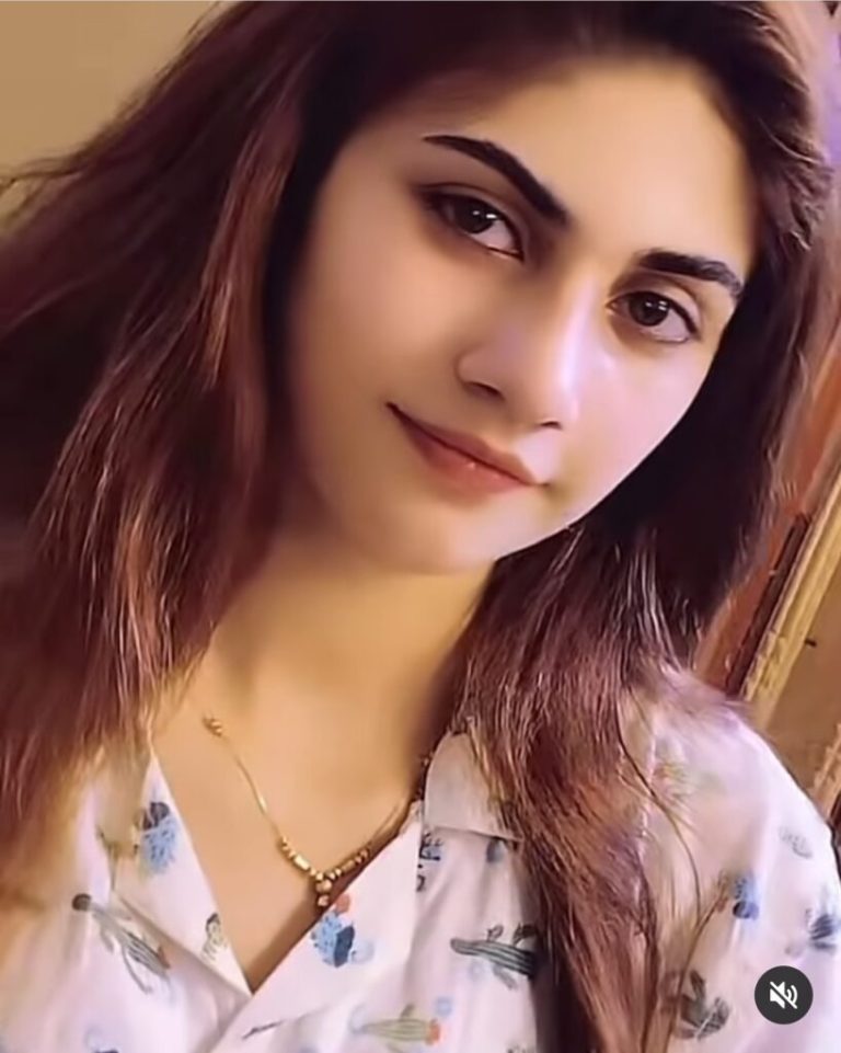 Public Disapproves Of Yashma Gill's Support For Dania Malik | Reviewit.pk