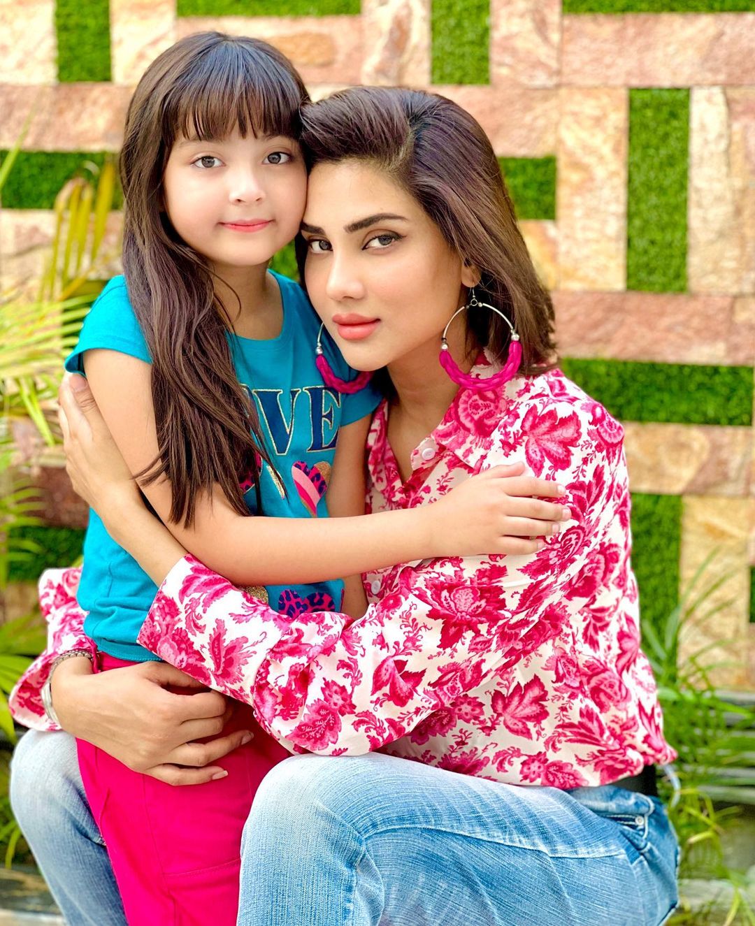 Fiza Ali And Her Daughter's Latest Adorable Clicks | Reviewit.pk