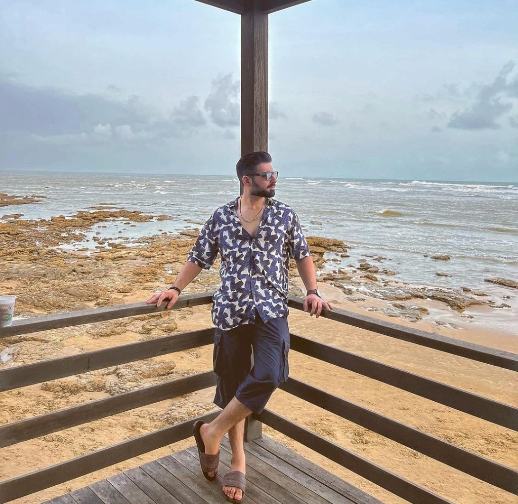 Aiman And Minal Celebrating Mother's Birthday at Beach | Reviewit.pk