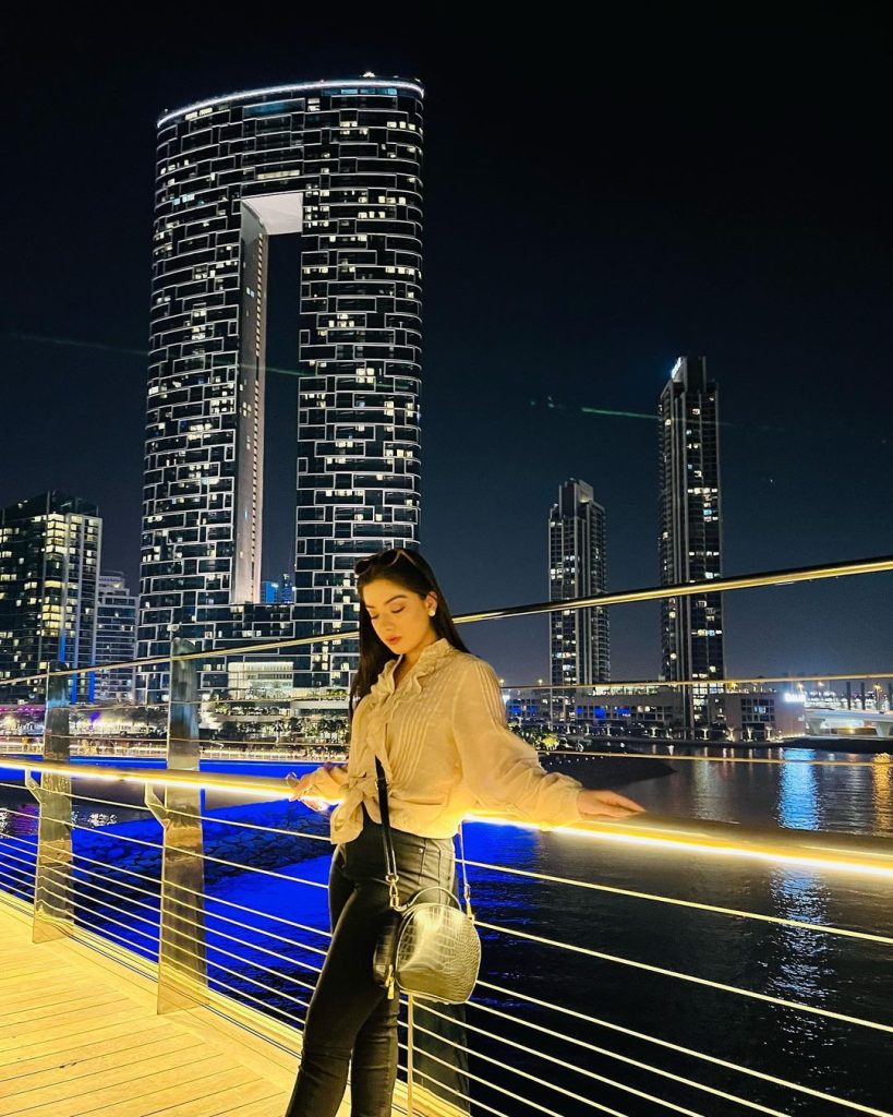 Arisha Razi Shares New Adorable Pictures from UAE Trip | Reviewit.pk
