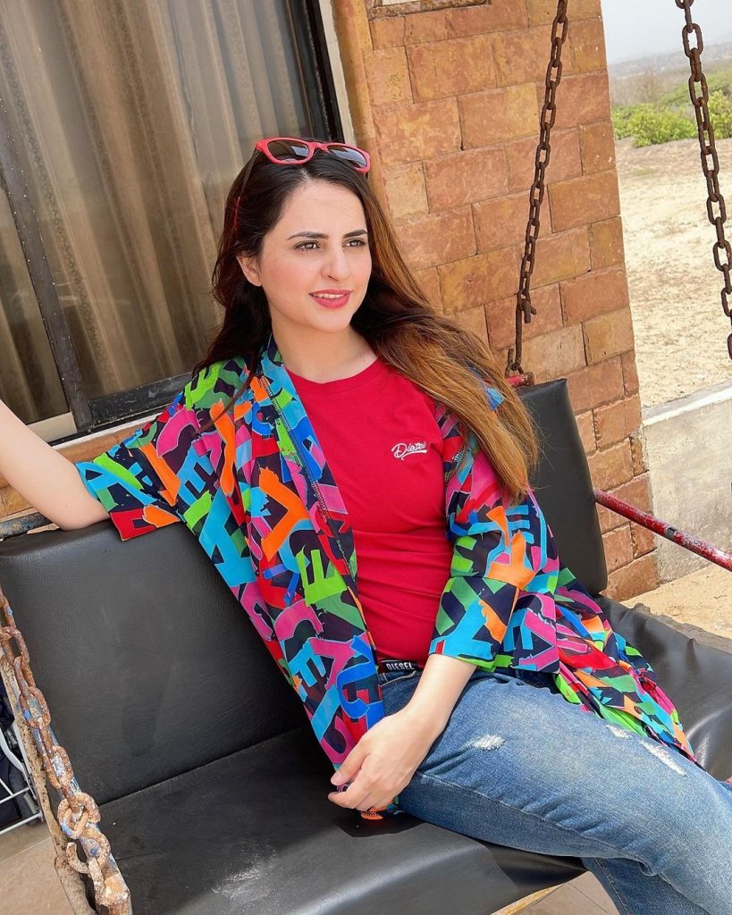 Fatima Effendi And Family Enjoying At The Beach | Reviewit.pk