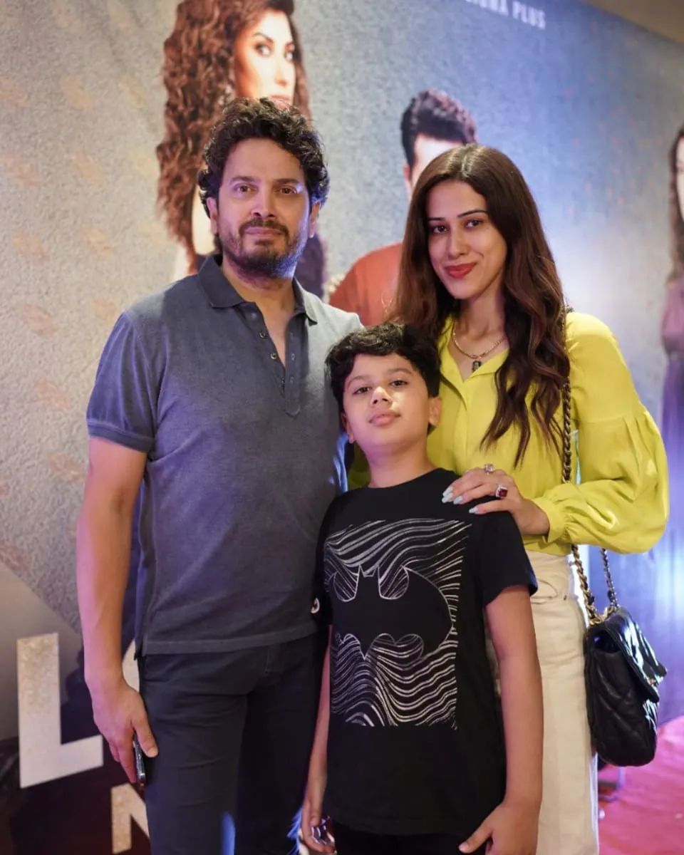 Mehwish Hayat & Saba Qamar's Bold Dressing on Premiere Gets Public Hate ...