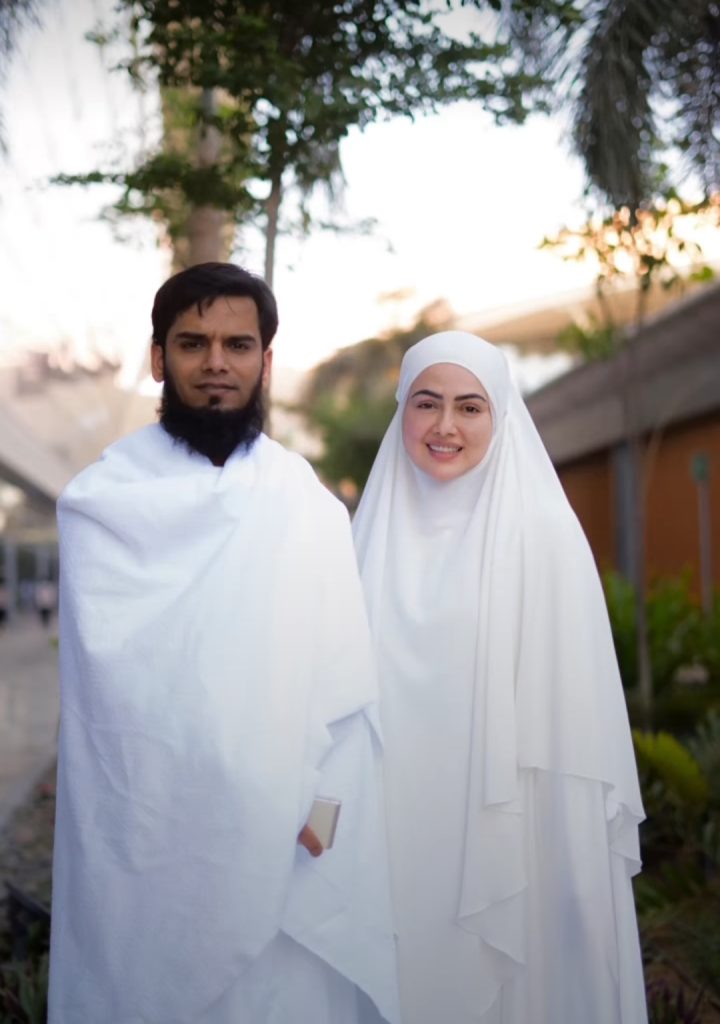 Pakistanis In Love With Sana Khan & Her Husband's Pictures From Makkah ...