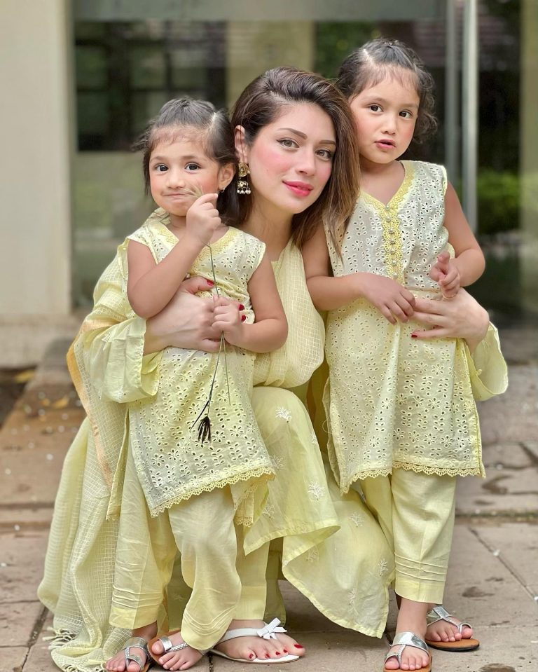 Sidra Batool's Beautiful Family Eid Pictures | Reviewit.pk