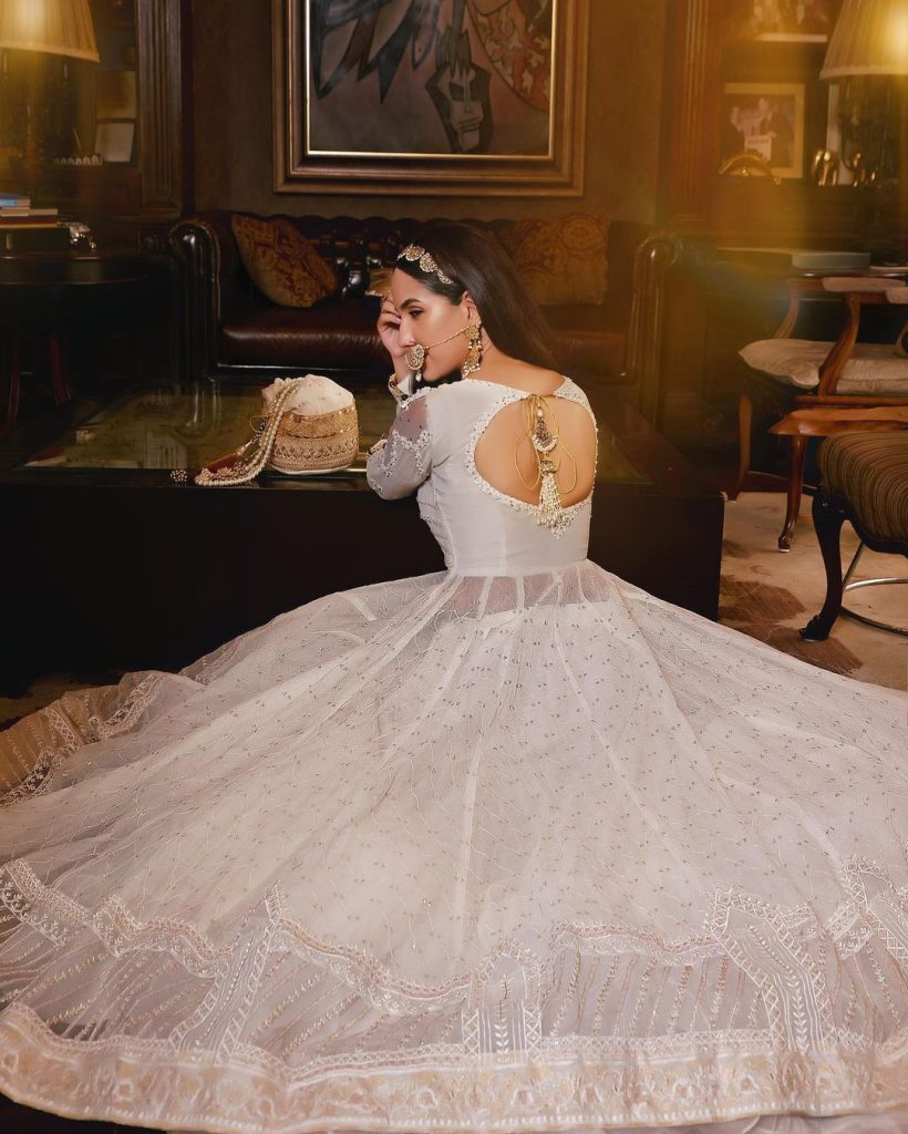 Anoushay Abbasi's Mesmerizing Traditional PhotoShoot | Reviewit.pk
