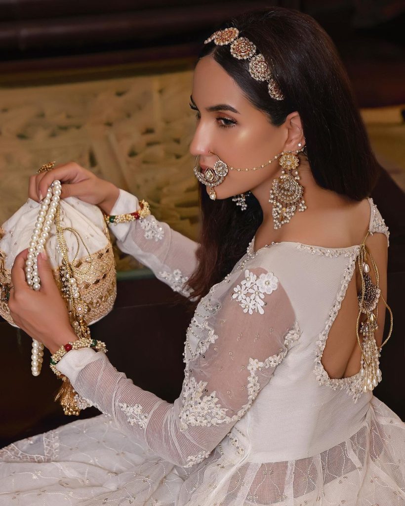 Anoushay Abbasi's Mesmerizing Traditional PhotoShoot | Reviewit.pk