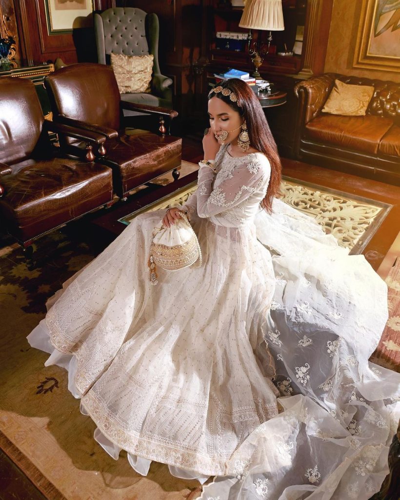 Anoushay Abbasi's Mesmerizing Traditional PhotoShoot | Reviewit.pk