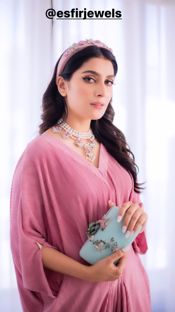 Ayeza Khan Celebrates 12 Million Followers With A Family Shoot ...